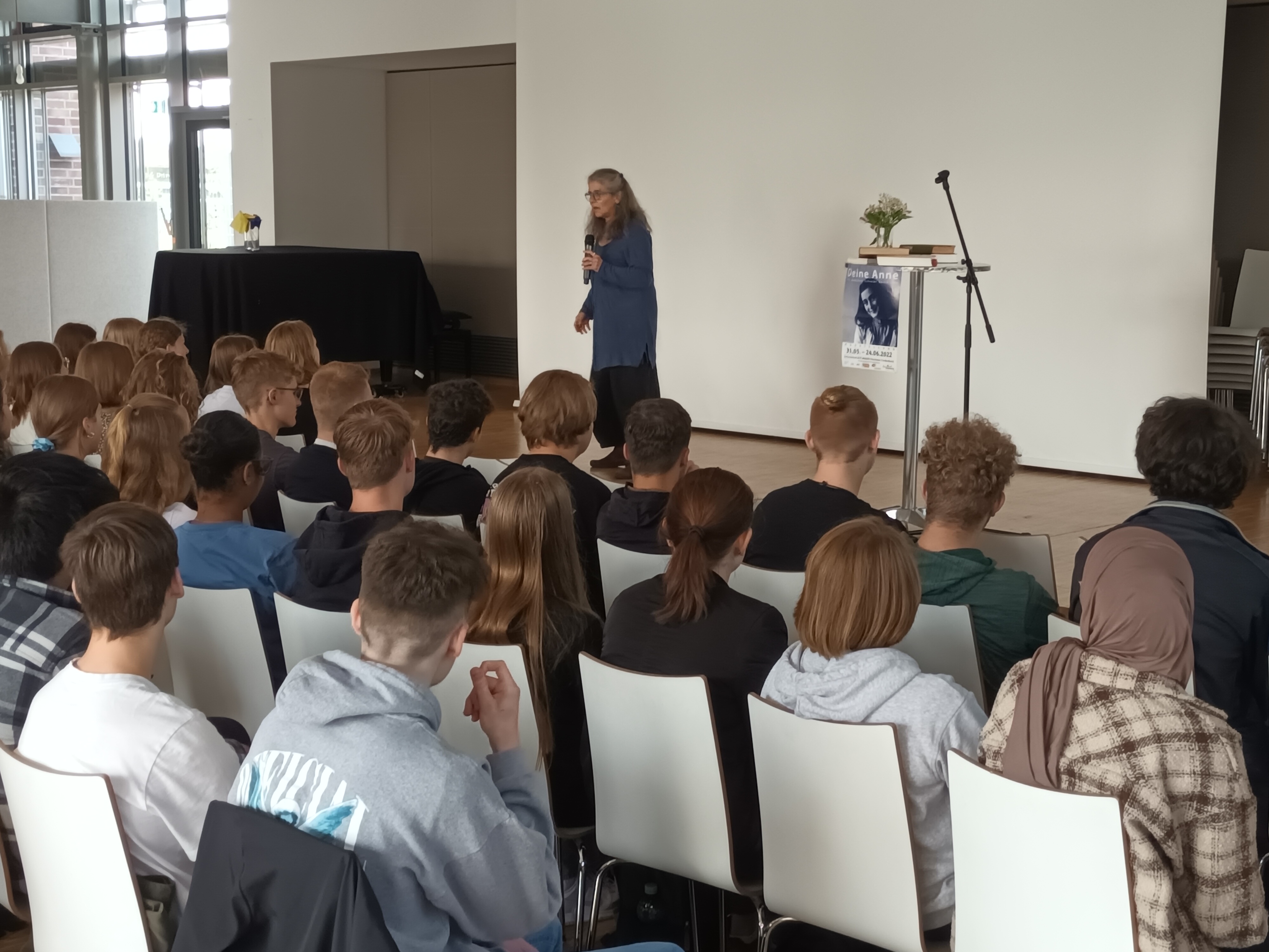 Jugendliche im regen Austausch mit Kantorin Jalda Rebling